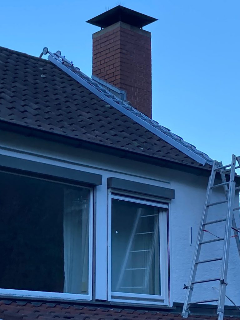 Dachauflegeleiter mit Firstüberwurfbügel bis 9m länge – Mietfix®